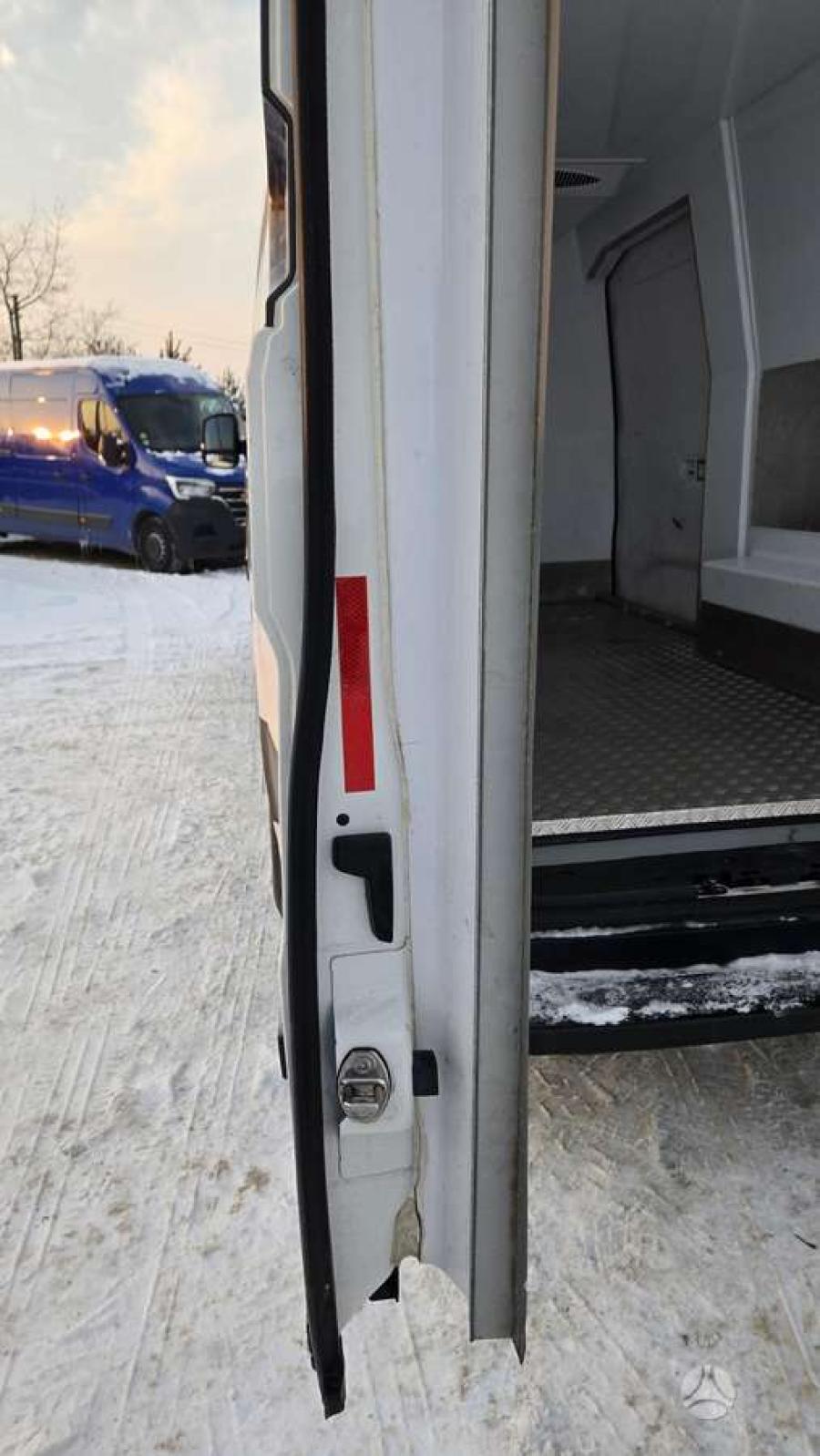 White Volkswagen Crafter 2021 in Taurage, with an engine capacity of 2.00 L and mileage of 232 thousand km for 15800 €, photo 16 on AUTOMOTO.COM.LV