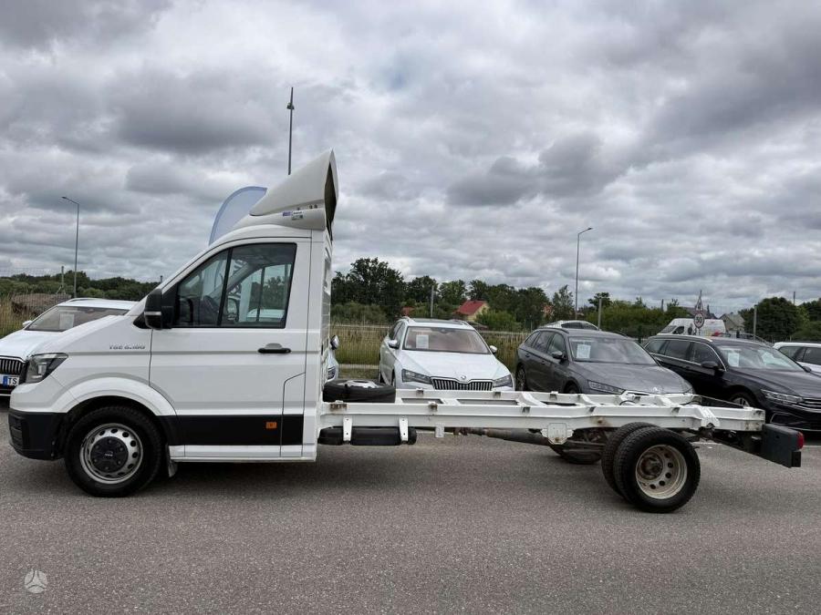 White Volkswagen Crafter 2022 in Vilnius, with an engine capacity of 2.00 L and mileage of 278 thousand km for 10500 €, photo 1 on AUTOMOTO.COM.LV