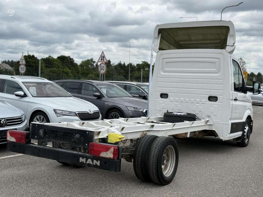 White Volkswagen Crafter 2022 in Vilnius, with an engine capacity of 2.00 L and mileage of 278 thousand km for 10500 €, photo 3 on AUTOMOTO.COM.LV