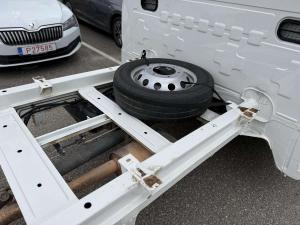White Volkswagen Crafter 2022 in Vilnius, with an engine capacity of 2.00 L and mileage of 278 thousand km for 10500 €, photo 5 on AUTOMOTO.COM.LV