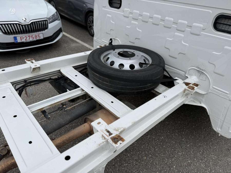 White Volkswagen Crafter 2022 in Vilnius, with an engine capacity of 2.00 L and mileage of 278 thousand km for 10500 €, photo 5 on AUTOMOTO.COM.LV