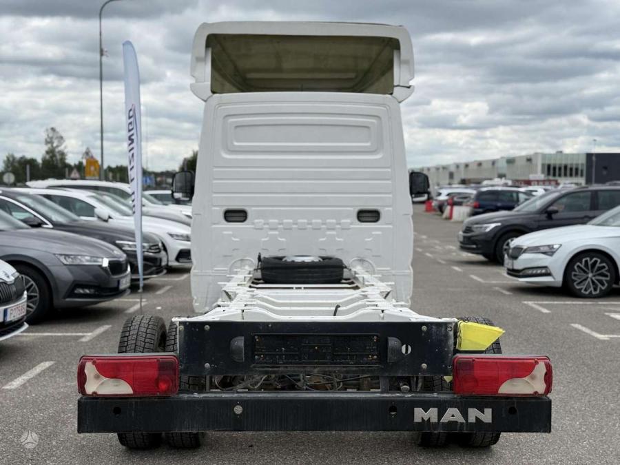 White Volkswagen Crafter 2022 in Vilnius, with an engine capacity of 2.00 L and mileage of 278 thousand km for 10500 €, photo 7 on AUTOMOTO.COM.LV