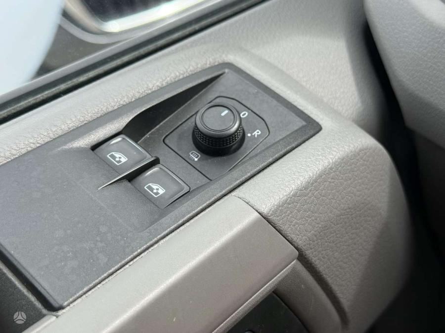 White Volkswagen Crafter 2022 in Vilnius, with an engine capacity of 2.00 L and mileage of 278 thousand km for 10500 €, photo 16 on AUTOMOTO.COM.LV