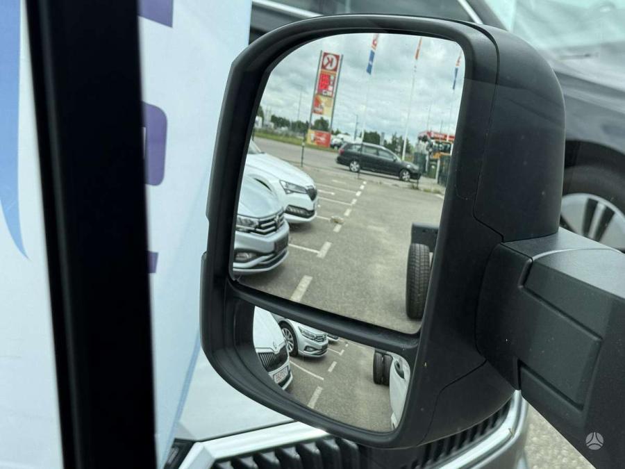 White Volkswagen Crafter 2022 in Vilnius, with an engine capacity of 2.00 L and mileage of 278 thousand km for 10500 €, photo 17 on AUTOMOTO.COM.LV