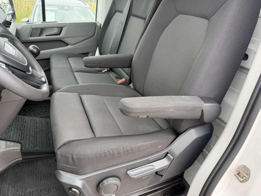 White Volkswagen Crafter 2022 in Vilnius, with an engine capacity of 2.00 L and mileage of 278 thousand km for 10500 €, photo 19 on AUTOMOTO.COM.LV