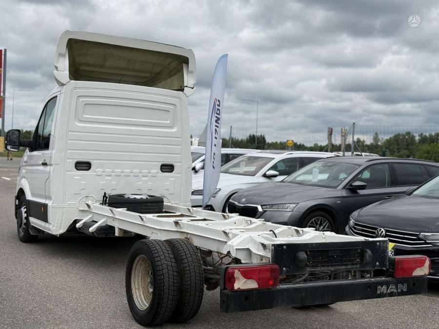 White Volkswagen Crafter 2022 in Vilnius, with an engine capacity of 2.00 L and mileage of 278 thousand km for 10500 €, photo 24 on AUTOMOTO.COM.LV
