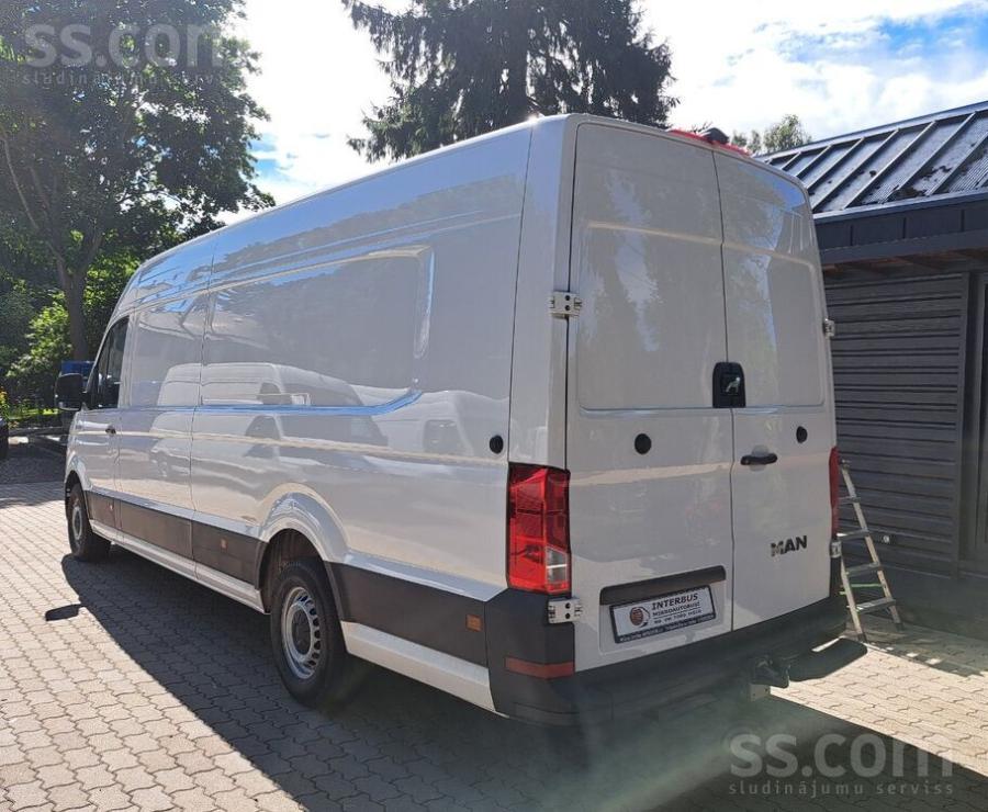 White Volkswagen Crafter 2022 in Riga, with an engine capacity of 2.00 L and mileage of 0 thousand km for 27225 €, photo 4 on AUTOMOTO.COM.LV