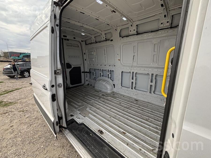 White Volkswagen Crafter 2022 in Jurmala, with an engine capacity of 2.00 L and mileage of 149 thousand km for 19950 €, photo 9 on AUTOMOTO.COM.LV