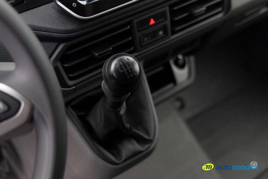 White Volkswagen Crafter 2025 in Vilnius, with an engine capacity of 1.97 L and mileage of 40 thousand km for 27990 €, photo 7 on AUTOMOTO.COM.LV