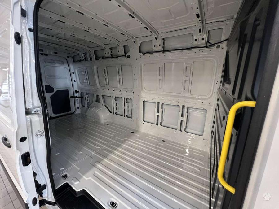 White Volkswagen Crafter 2026 in Kaunas, with an engine capacity of 1.98 L and mileage of 0 thousand km for 38900 €, photo 7 on AUTOMOTO.COM.LV