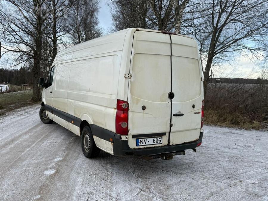 White Volkswagen Crafter 2008 in Valmiera, with an engine capacity of 2.50 L and mileage of 614 thousand km for 2955 €, photo 4 on AUTOMOTO.COM.LV