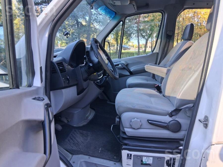 White Volkswagen Crafter 2008 in Riga, with an engine capacity of 2.50 L and mileage of 375 thousand km for 5900 €, photo 12 on AUTOMOTO.COM.LV