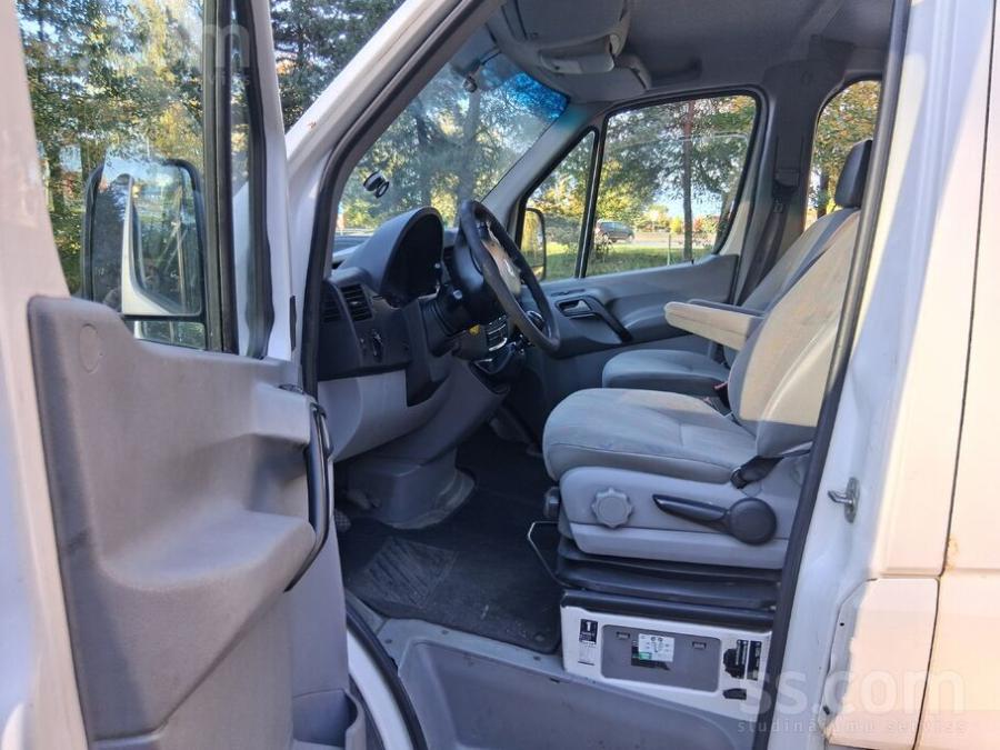White Volkswagen Crafter 2008 in Riga, with an engine capacity of 2.50 L and mileage of 375 thousand km for 5900 €, photo 13 on AUTOMOTO.COM.LV