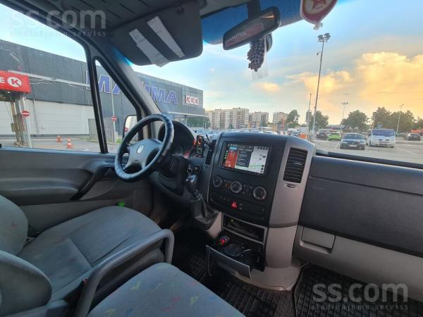 White Volkswagen Crafter 2009 in Riga, with an engine capacity of 2.50 L and mileage of 372 thousand km for 6000 €, photo 8 on AUTOMOTO.COM.LV
