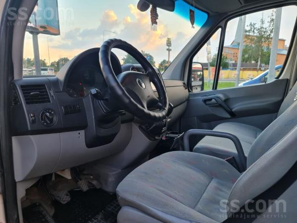 White Volkswagen Crafter 2009 in Riga, with an engine capacity of 2.50 L and mileage of 372 thousand km for 6000 €, photo 9 on AUTOMOTO.COM.LV