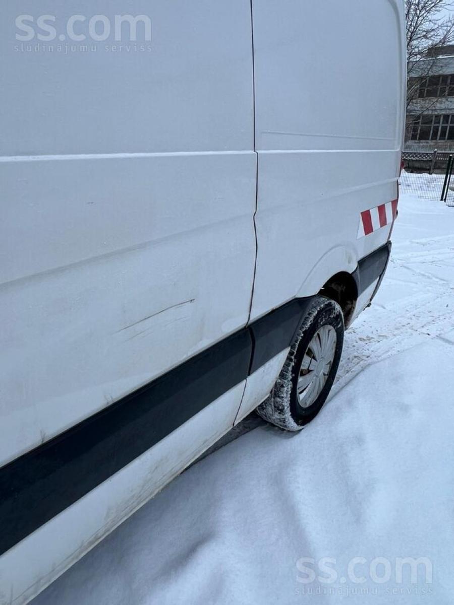 White Volkswagen Crafter 2012 in Daugavpils, with an engine capacity of 2.00 L and mileage of 362 thousand km for 7865 €, photo 5 on AUTOMOTO.COM.LV