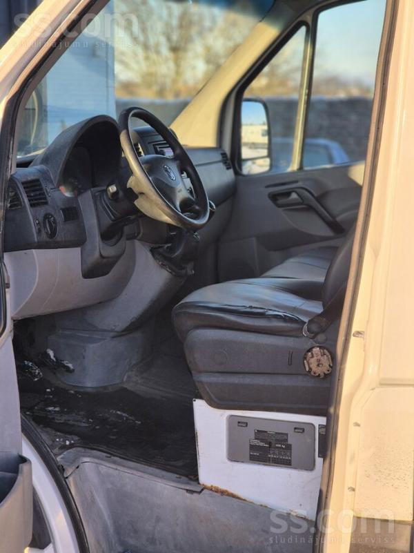 White Volkswagen Crafter 2012 in Tukums, with an engine capacity of 2.00 L and mileage of 374 thousand km for 7900 €, photo 5 on AUTOMOTO.COM.LV
