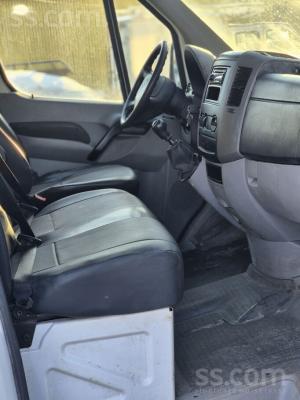 White Volkswagen Crafter 2012 in Tukums, with an engine capacity of 2.00 L and mileage of 374 thousand km for 7900 €, photo 7 on AUTOMOTO.COM.LV