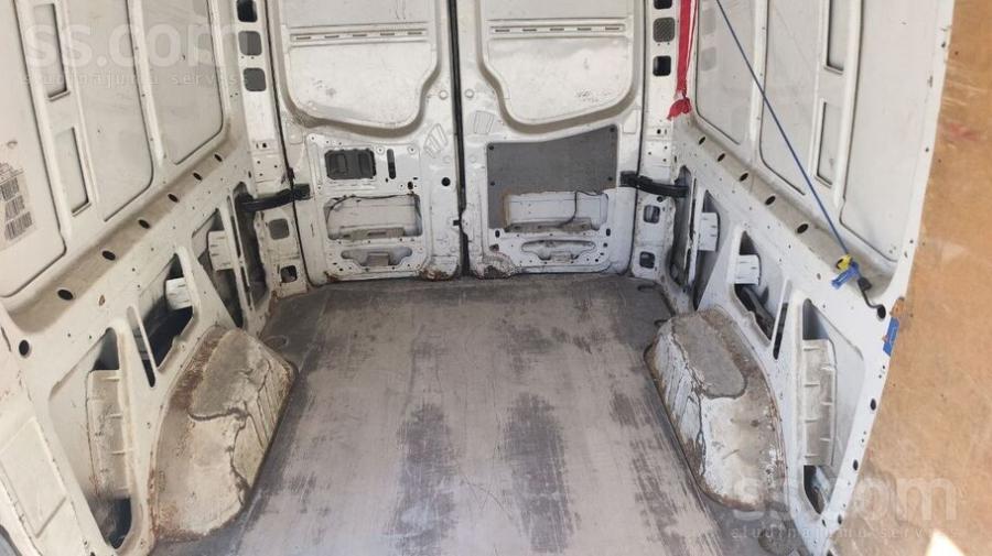 White Volkswagen Crafter 2012 in Riga, with an engine capacity of 2.00 L and mileage of 305 thousand km for 3400 €, photo 6 on AUTOMOTO.COM.LV