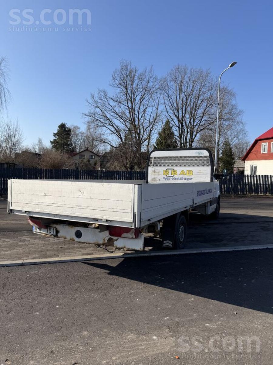 White Volkswagen Crafter 2012 in Riga, with an engine capacity of 2.00 L and mileage of 275 thousand km for 5500 €, photo 5 on AUTOMOTO.COM.LV
