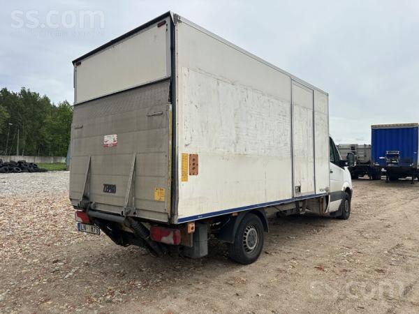 White Volkswagen Crafter 2013 in Riga, with an engine capacity of 2.00 L and mileage of 902 thousand km for 4000 €, photo 5 on AUTOMOTO.COM.LV