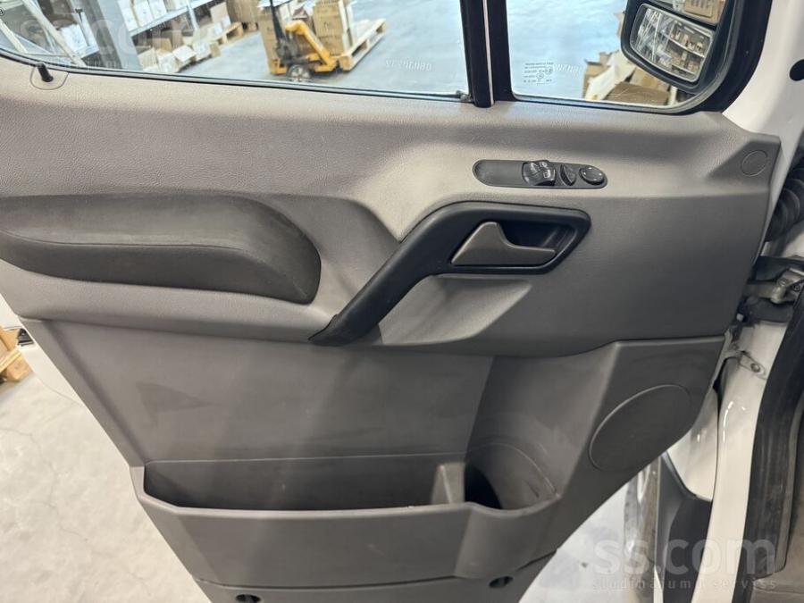 White Volkswagen Crafter 2013 in Riga, with an engine capacity of 2.00 L and mileage of 367 thousand km for 5900 €, photo 5 on AUTOMOTO.COM.LV