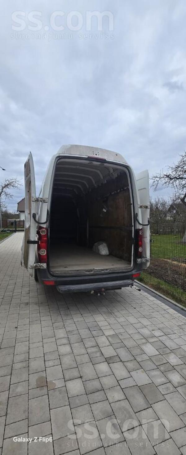 White Volkswagen Crafter 2015 in Riga, with an engine capacity of 2.00 L and mileage of 450 thousand km for 7500 €, photo 4 on AUTOMOTO.COM.LV