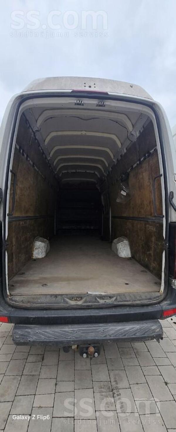White Volkswagen Crafter 2015 in Riga, with an engine capacity of 2.00 L and mileage of 450 thousand km for 7500 €, photo 5 on AUTOMOTO.COM.LV
