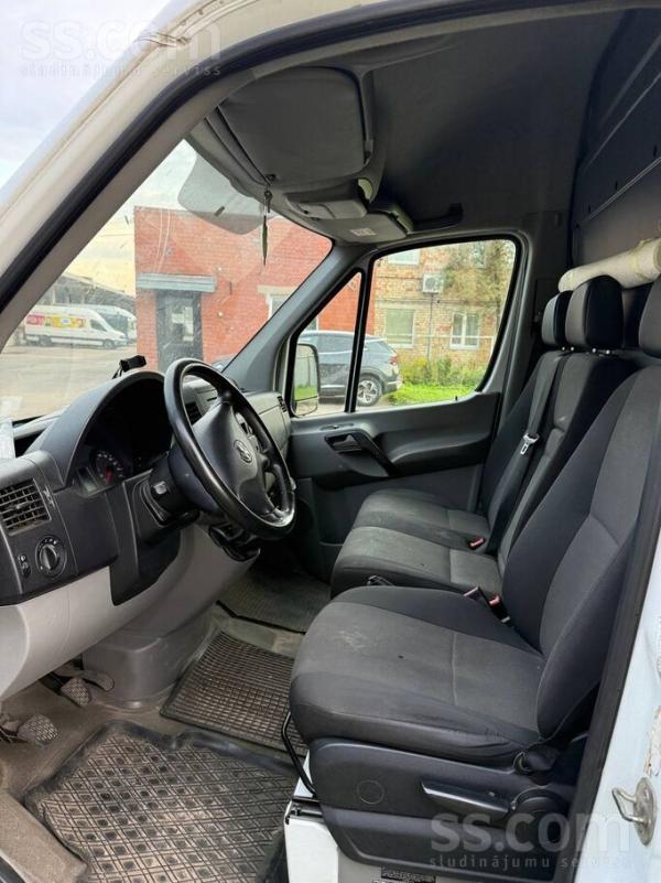White Volkswagen Crafter 2015 in Riga, with an engine capacity of 2.00 L and mileage of 262 thousand km for 1550 €, photo 7 on AUTOMOTO.COM.LV