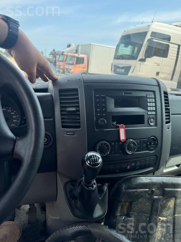 White Volkswagen Crafter 2015 in Riga, with an engine capacity of 2.00 L and mileage of 334 thousand km for 7260 €, photo 6 on AUTOMOTO.COM.LV