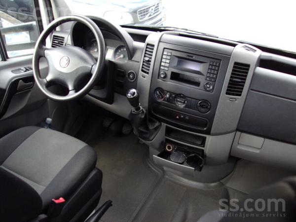 White Volkswagen Crafter 2016 in Riga, with an engine capacity of 2.00 L and mileage of 118 thousand km for 16000 €, photo 4 on AUTOMOTO.COM.LV