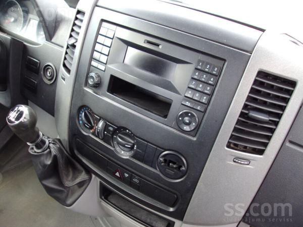 White Volkswagen Crafter 2016 in Riga, with an engine capacity of 2.00 L and mileage of 118 thousand km for 16000 €, photo 6 on AUTOMOTO.COM.LV