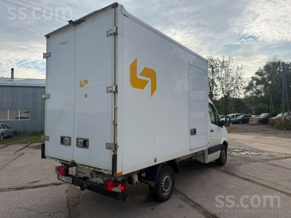 White Volkswagen Crafter 2016 in Riga, with an engine capacity of 2.00 L and mileage of 331 thousand km for 8300 €, photo 6 on AUTOMOTO.COM.LV