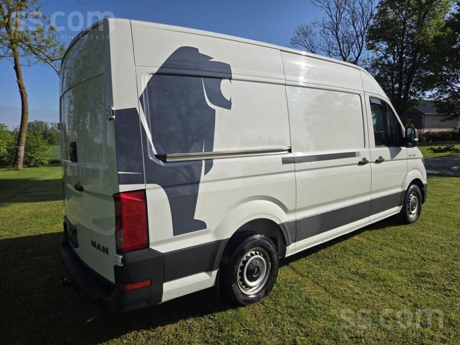 White Volkswagen Crafter 2017 in Dobele, with an engine capacity of 2.00 L and mileage of 255 thousand km for 13995 €, photo 4 on AUTOMOTO.COM.LV