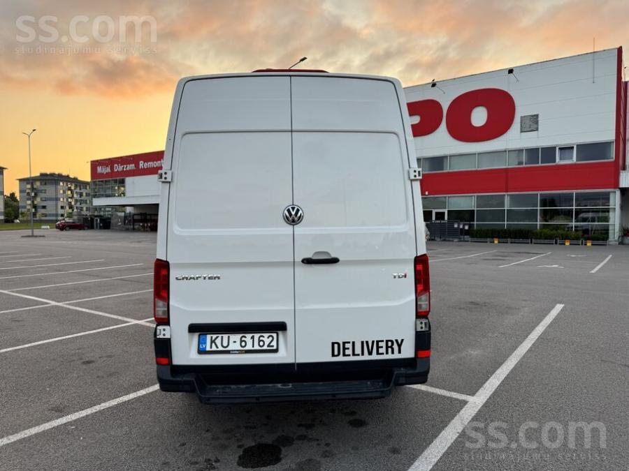 White Volkswagen Crafter 2017 in Valmiera, with an engine capacity of 2.00 L and mileage of 657 thousand km for 10900 €, photo 5 on AUTOMOTO.COM.LV
