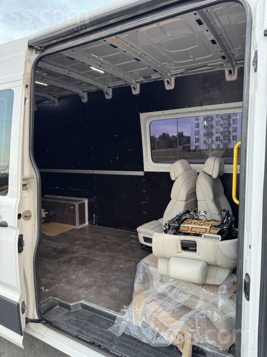 White Volkswagen Crafter 2017 in Valmiera, with an engine capacity of 2.00 L and mileage of 657 thousand km for 10900 €, photo 14 on AUTOMOTO.COM.LV