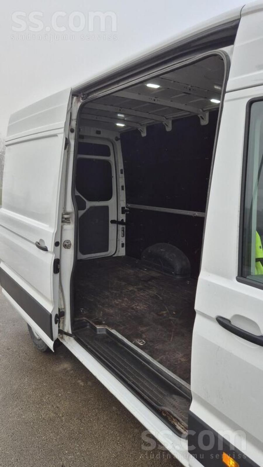 White Volkswagen Crafter 2018 in Jekabpils, with an engine capacity of 2.00 L and mileage of 303 thousand km for 13500 €, photo 12 on AUTOMOTO.COM.LV