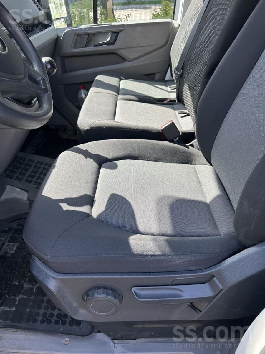 White Volkswagen Crafter 2018 in Riga, with an engine capacity of 2.00 L and mileage of 107 thousand km for 15800 €, photo 8 on AUTOMOTO.COM.LV