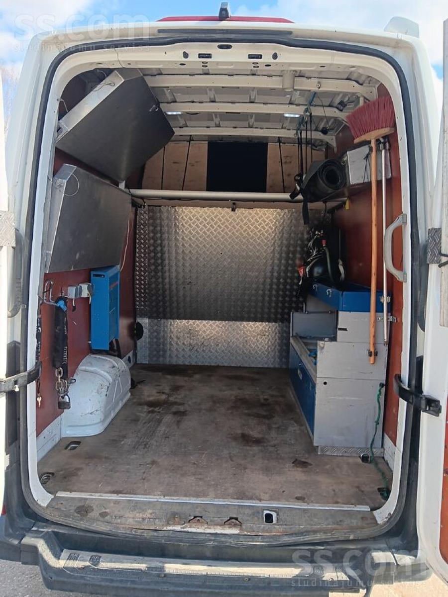 White Volkswagen Crafter 2018 in Ogre, with an engine capacity of 2.00 L and mileage of 272 thousand km for 20000 €, photo 16 on AUTOMOTO.COM.LV