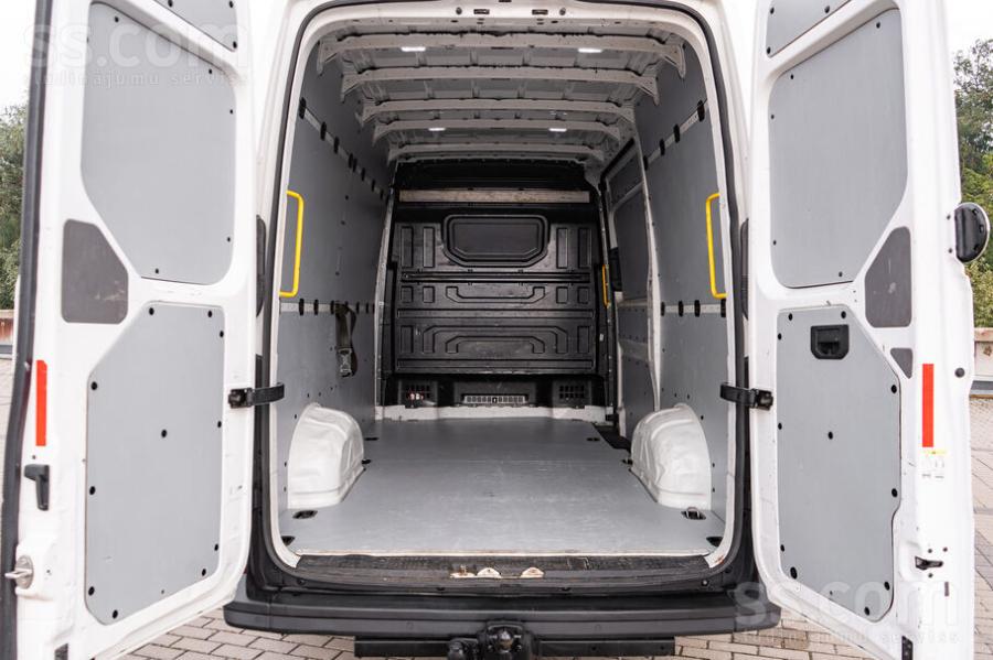 White Volkswagen Crafter 2018 in Riga, with an engine capacity of 2.00 L and mileage of 274 thousand km for 15300 €, photo 29 on AUTOMOTO.COM.LV