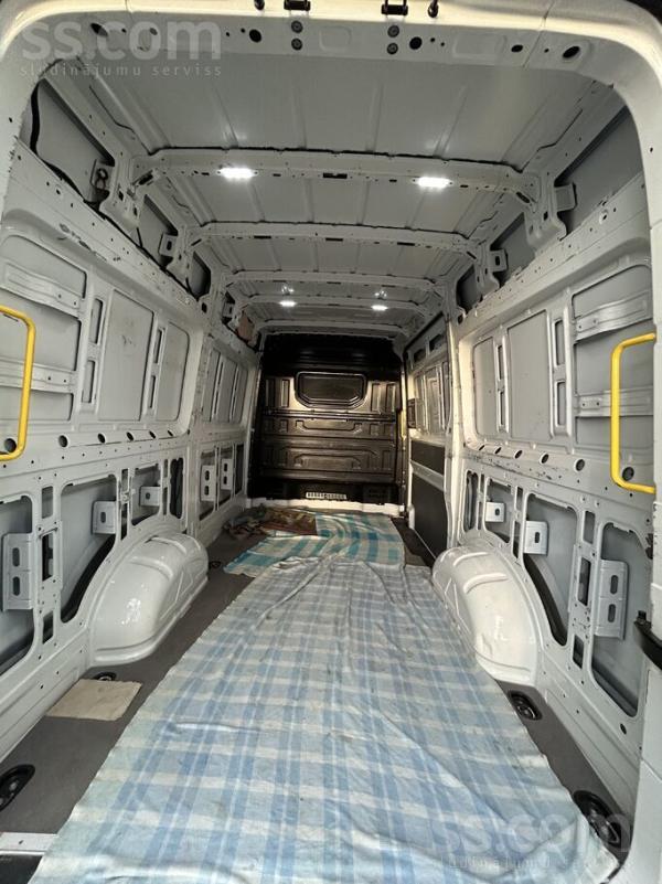 White Volkswagen Crafter 2018 in Jelgava, with an engine capacity of 2.00 L and mileage of 327 thousand km for 14000 €, photo 10 on AUTOMOTO.COM.LV