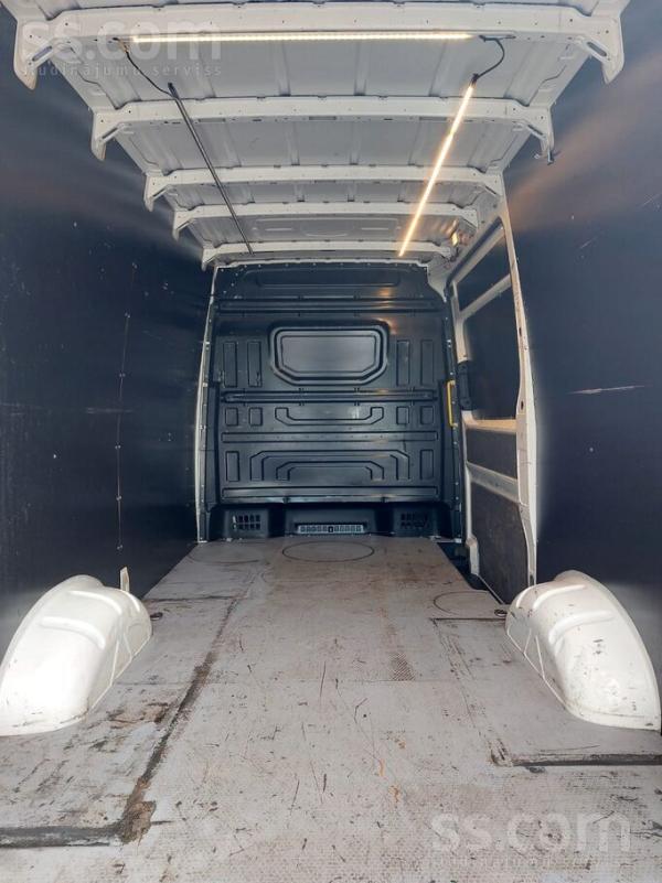 White Volkswagen Crafter 2018 in Riga, with an engine capacity of 2.00 L and mileage of 291 thousand km for 14399 €, photo 6 on AUTOMOTO.COM.LV
