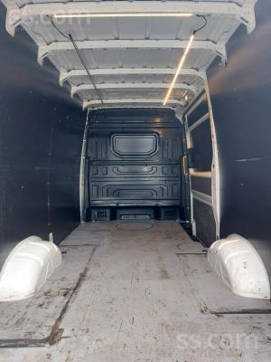 White Volkswagen Crafter 2018 in Riga, with an engine capacity of 2.00 L and mileage of 291 thousand km for 14399 €, photo 6 on AUTOMOTO.COM.LV