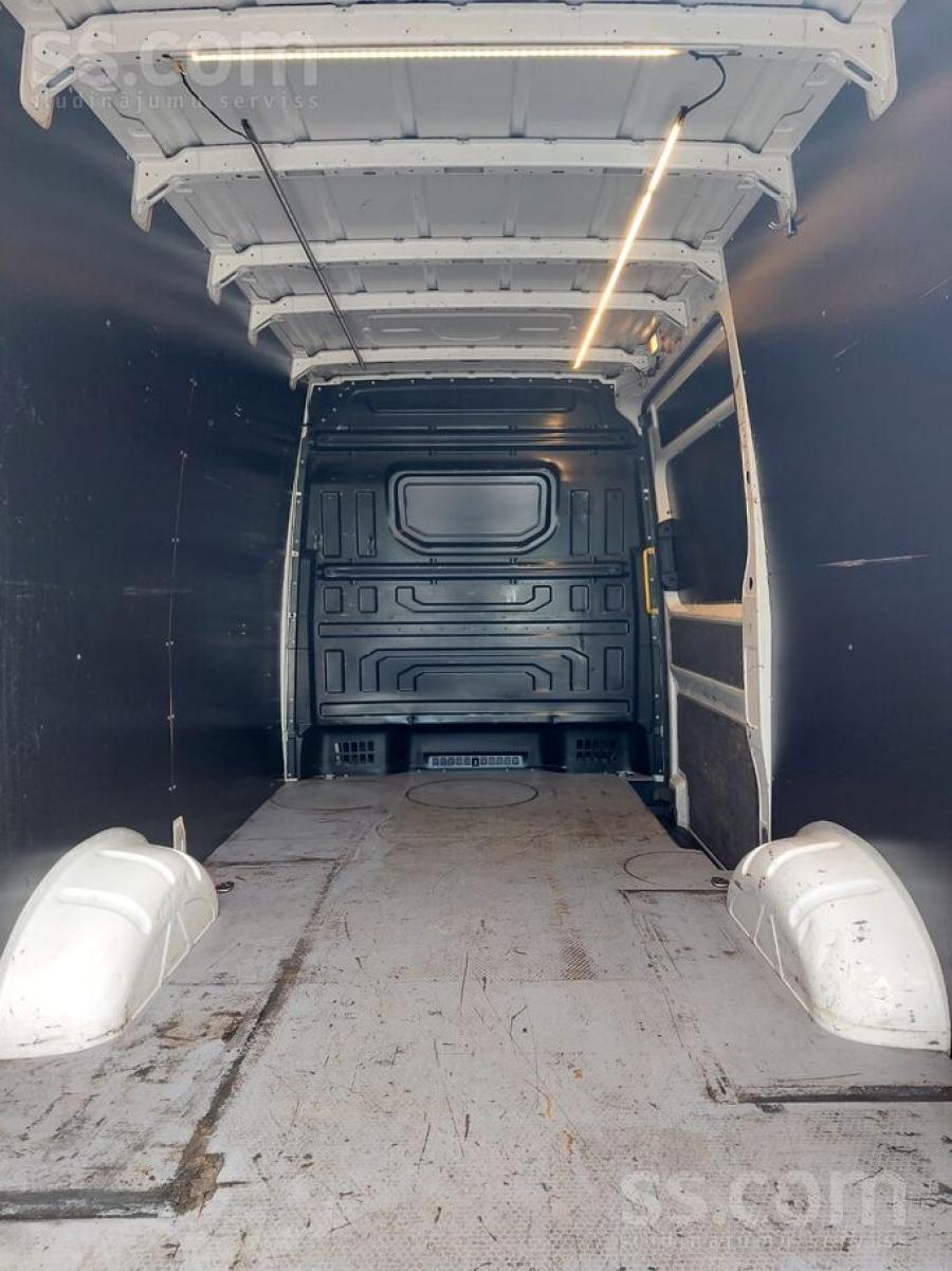 White Volkswagen Crafter 2018 in Riga, with an engine capacity of 2.00 L and mileage of 291 thousand km for 14399 €, photo 6 on AUTOMOTO.COM.LV