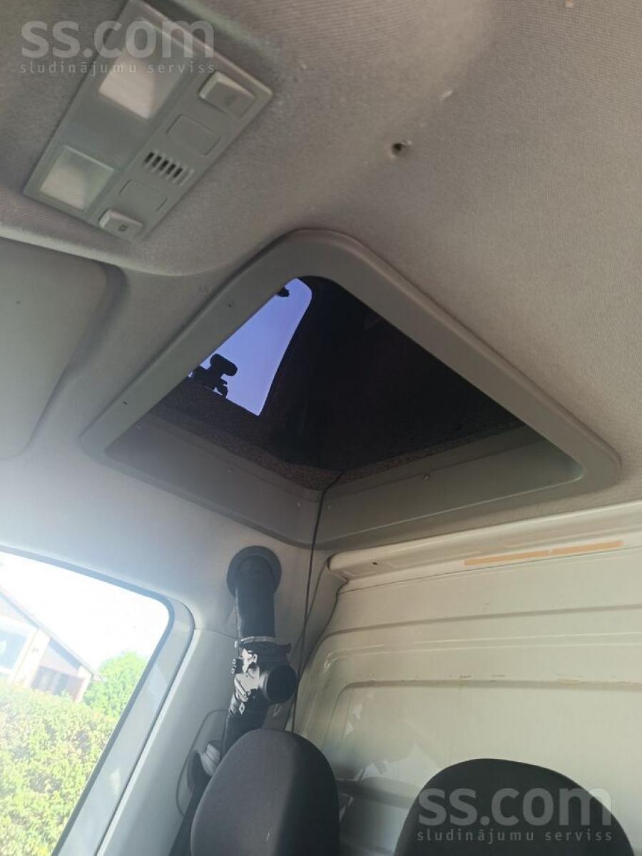 White Volkswagen Crafter 2018 in Bauska, with an engine capacity of 2.00 L and mileage of 476 thousand km for 12000 €, photo 9 on AUTOMOTO.COM.LV