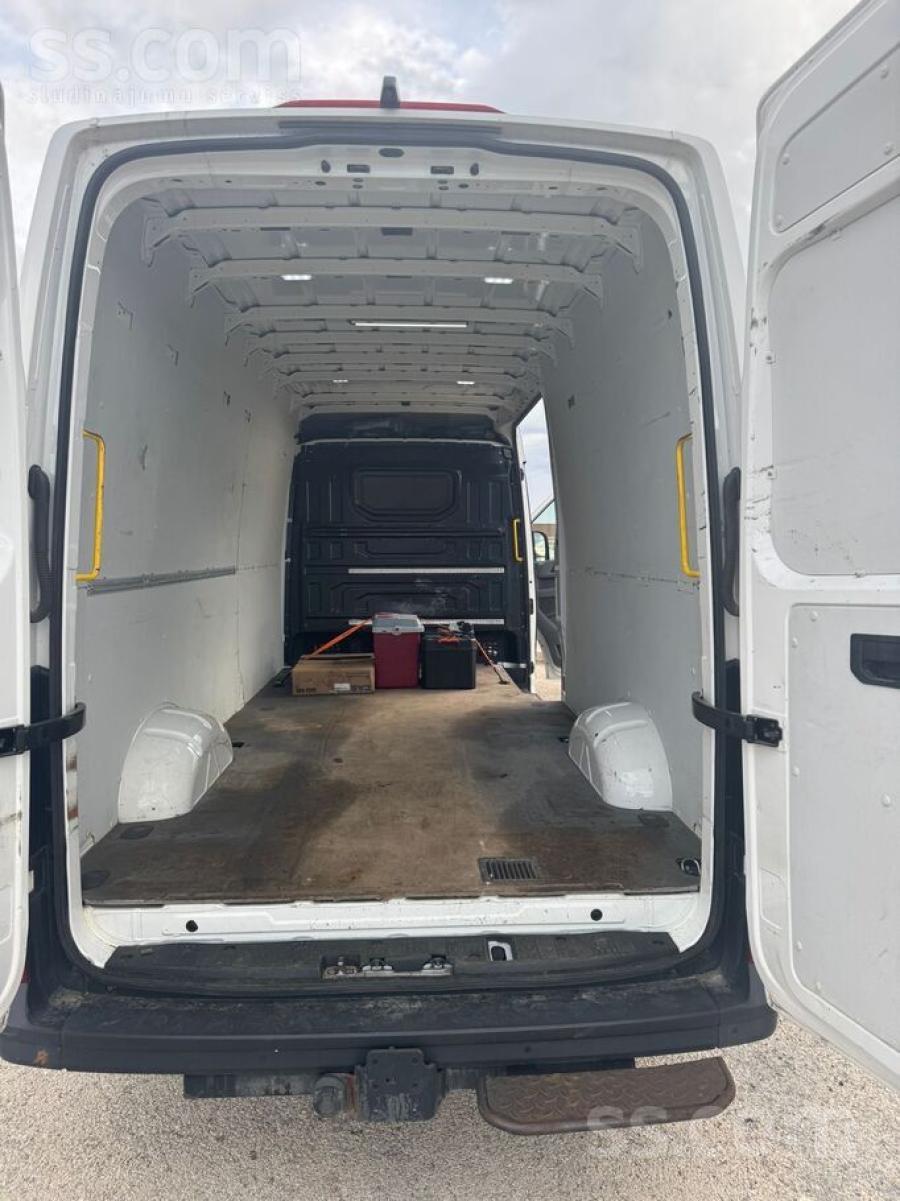 White Volkswagen Crafter 2019 in Riga, with an engine capacity of 2.00 L and mileage of 275 thousand km for 15000 €, photo 7 on AUTOMOTO.COM.LV