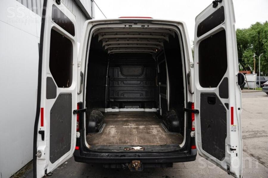 White Volkswagen Crafter 2019 in Riga, with an engine capacity of 2.00 L and mileage of 189 thousand km for 12900 €, photo 9 on AUTOMOTO.COM.LV