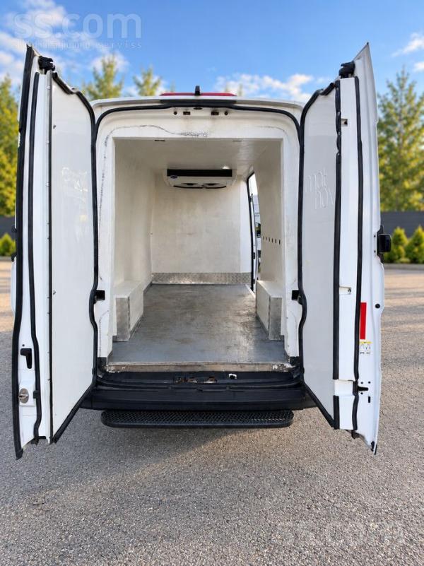 White Volkswagen Crafter 2019 in Ogre, with an engine capacity of 2.00 L and mileage of 209 thousand km for 17900 €, photo 4 on AUTOMOTO.COM.LV
