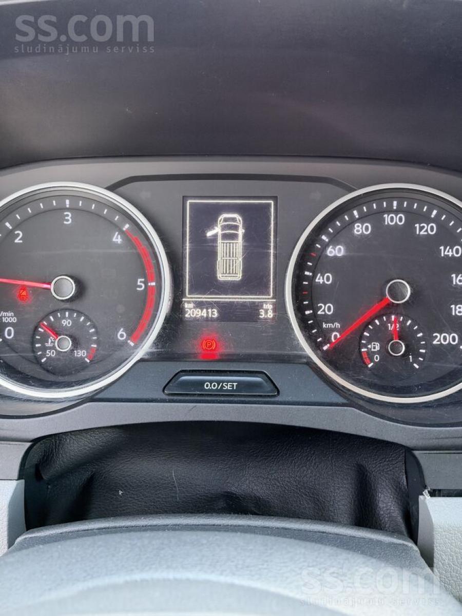 White Volkswagen Crafter 2019 in Ogre, with an engine capacity of 2.00 L and mileage of 209 thousand km for 17900 €, photo 7 on AUTOMOTO.COM.LV