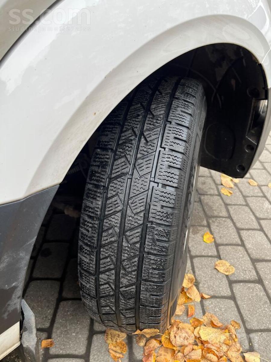 White Volkswagen Crafter 2019 in Riga, with an engine capacity of 2.00 L and mileage of 405 thousand km for 9450 €, photo 5 on AUTOMOTO.COM.LV